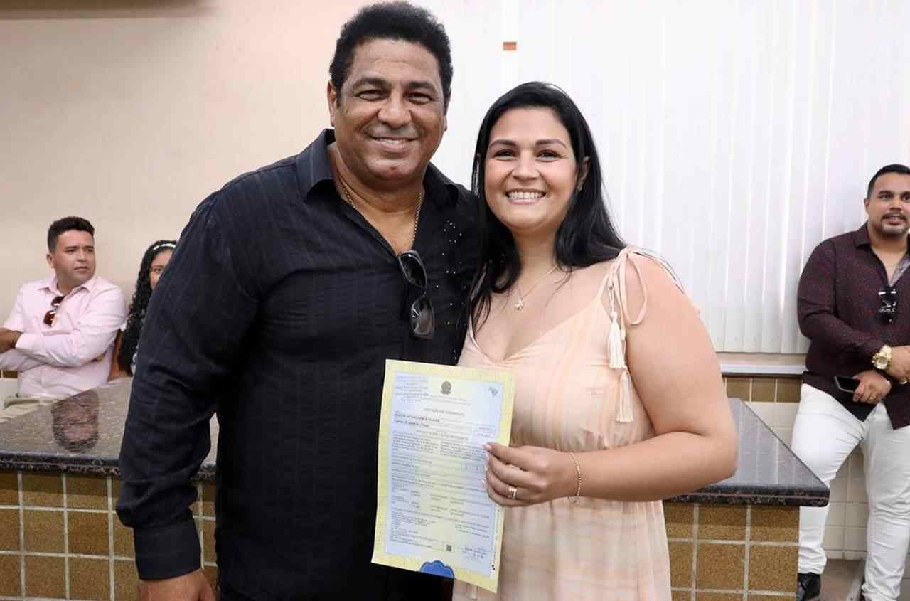 Cantor gospel Marcos Antônio se casa em cerimônia discreta