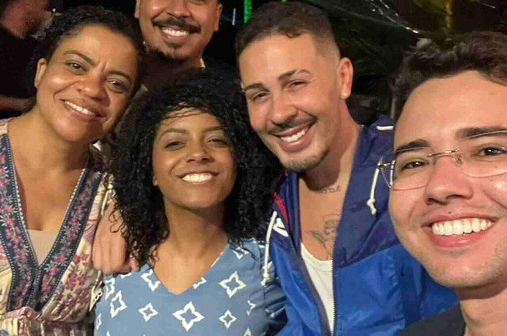 Kemilly Santos participa de culto na casa de Carlinhos Maia