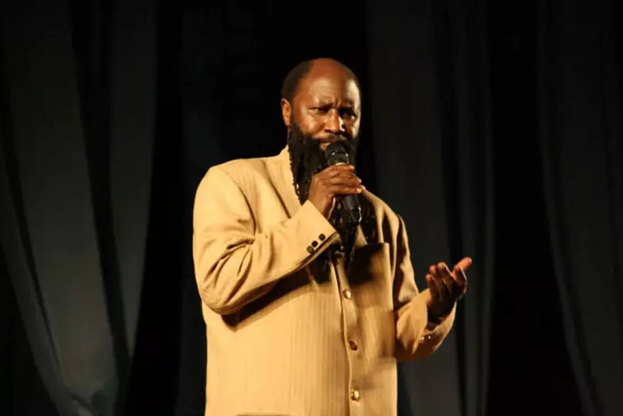 Profeta David Owuor chega ao Brasil e é ovacionado no aeroporto